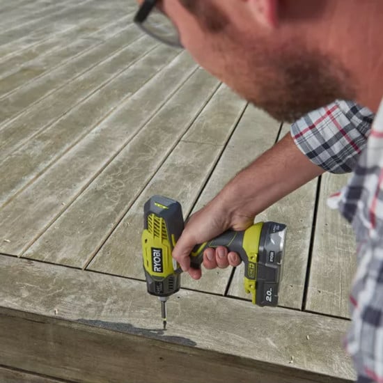 Guide d'installation d'une terrasse en bois sur plots